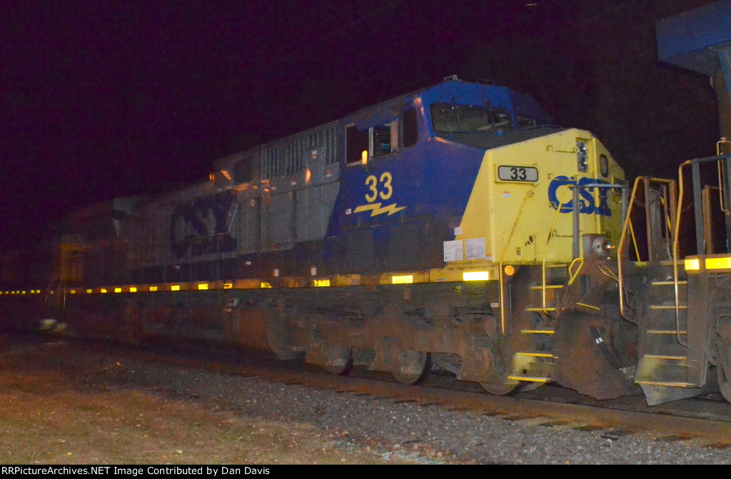 CSX AC44CW 33 in the middle on Q410-20